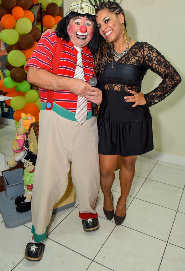 Ex-BBB Janaína do Mar supera fobia de palhaços e posa com eles em festa ...
