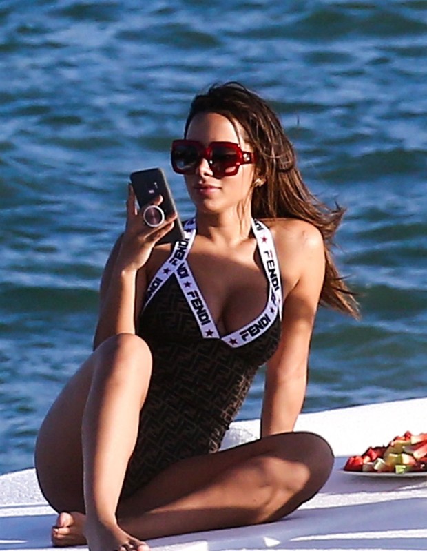 Anitta é Clicada Por Paparazzi Em Miami Curtindo Passeio Em Iate Quem Quem News
