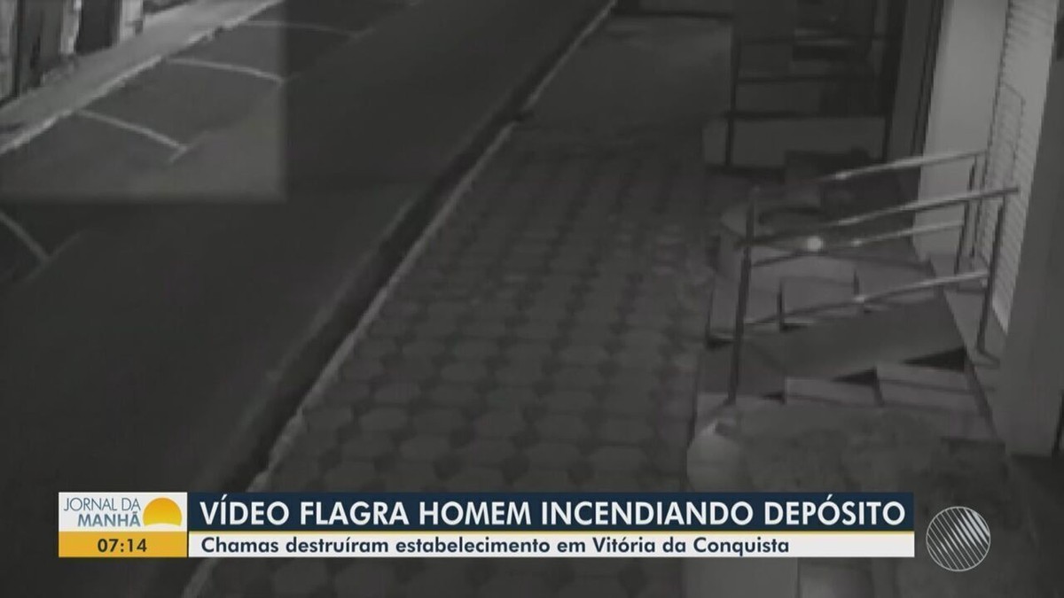Câmeras De Segurança Mostram Homem Suspeito De Atear Fogo Em Depósito