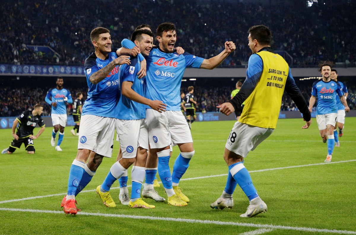Napoli vence e dispara na liderança do Italiano após empate do Milan ...