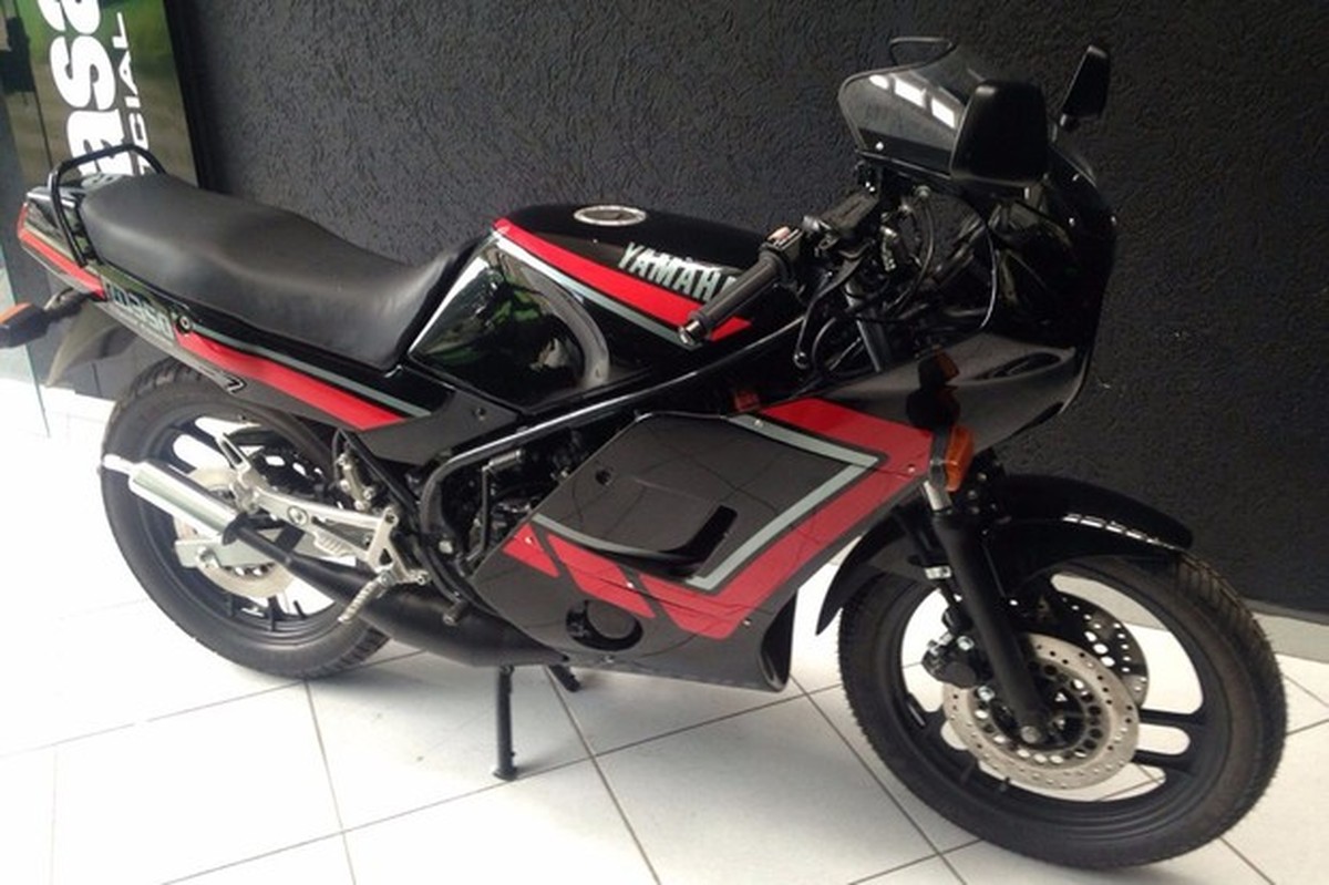 Moto clássica: encontramos uma Yamaha RD350, a sucessora da Viúva Negra ...