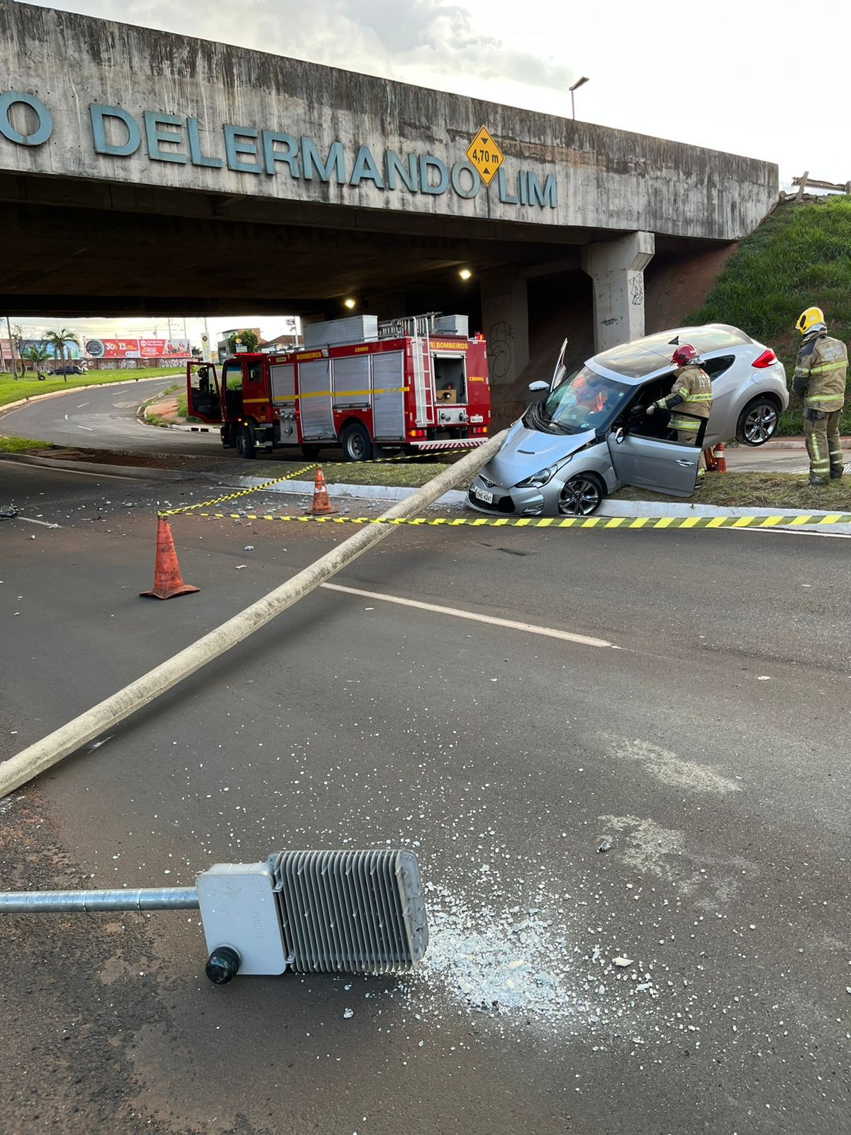 Motorista bate em poste e carro fica 'suspenso no ar' na Rondon Pacheco, em Uberlândia ...
