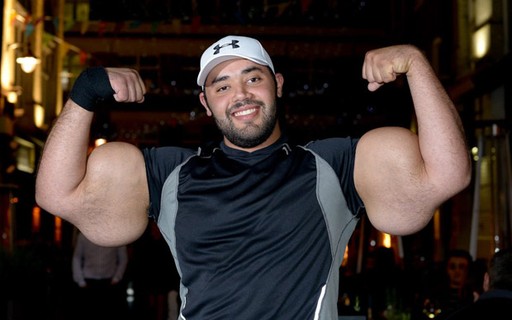 Popeye da vida real: Saiba quem é o homem com o maior bíceps do mundo ...