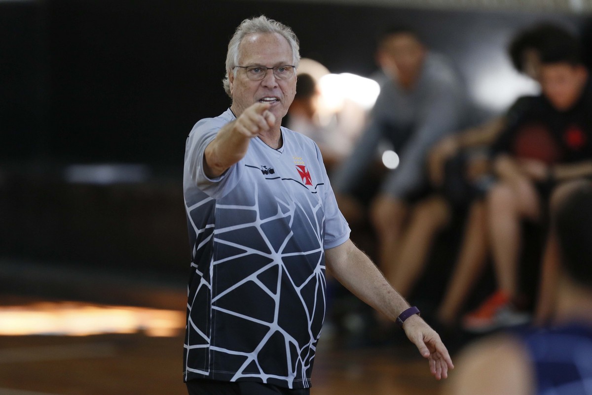 Após vitória no NBB, Alberto Bial tira a camisa e vai comemorar com a ...