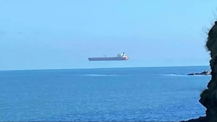 Reino Unido: o que sabemos sobre o navio "flutuando" no mar ...