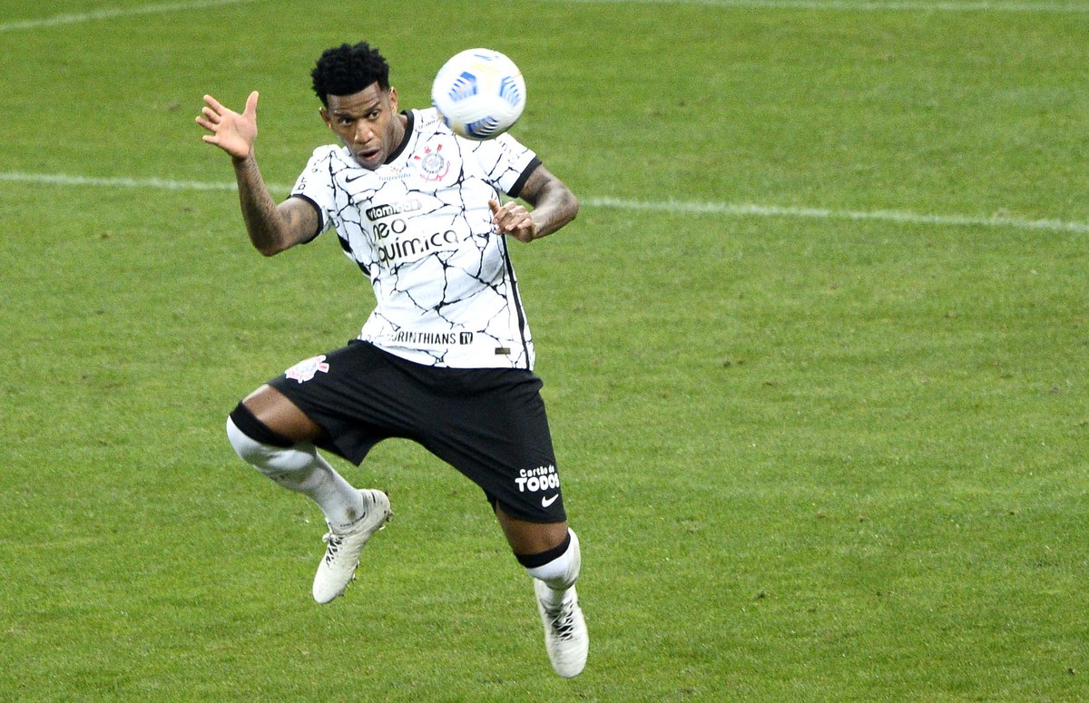 Gil supera instabilidade, se firma como titular e ganha elogios no ...