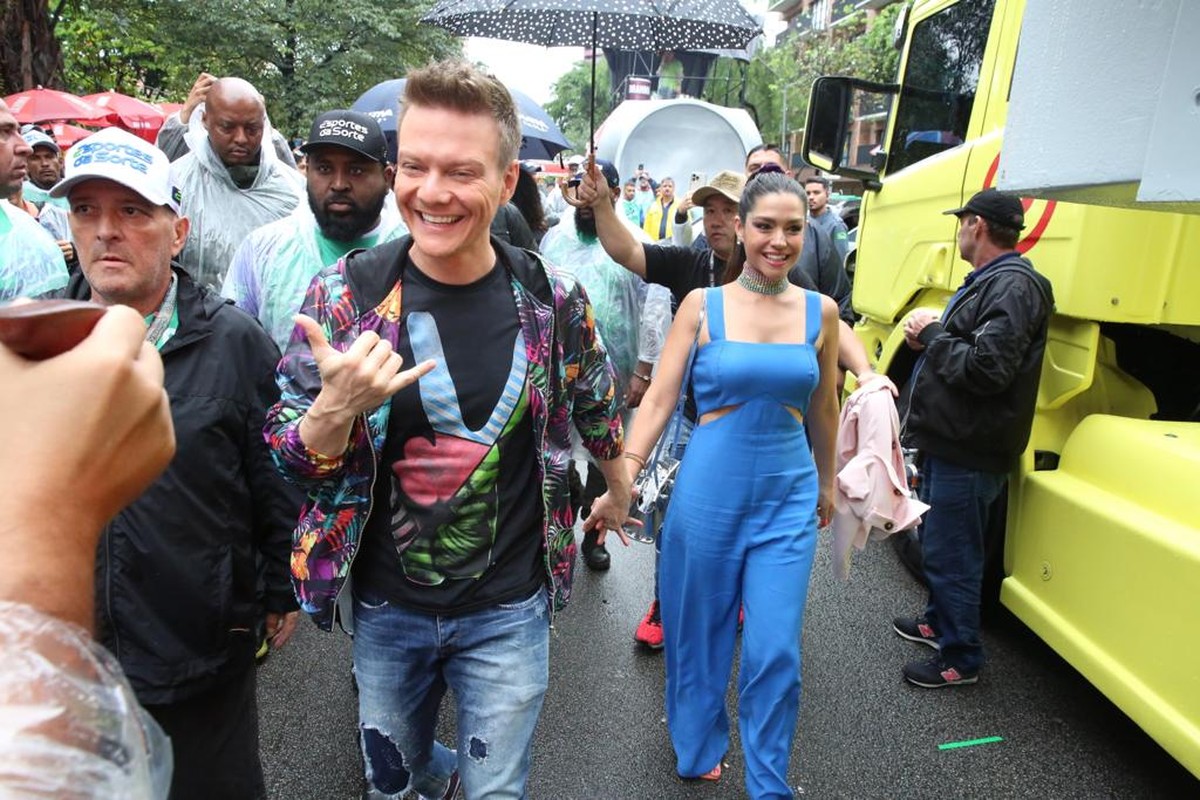 Michel Teló chega de mãos dadas com Thais Fersoza para bloco sertanejo ...