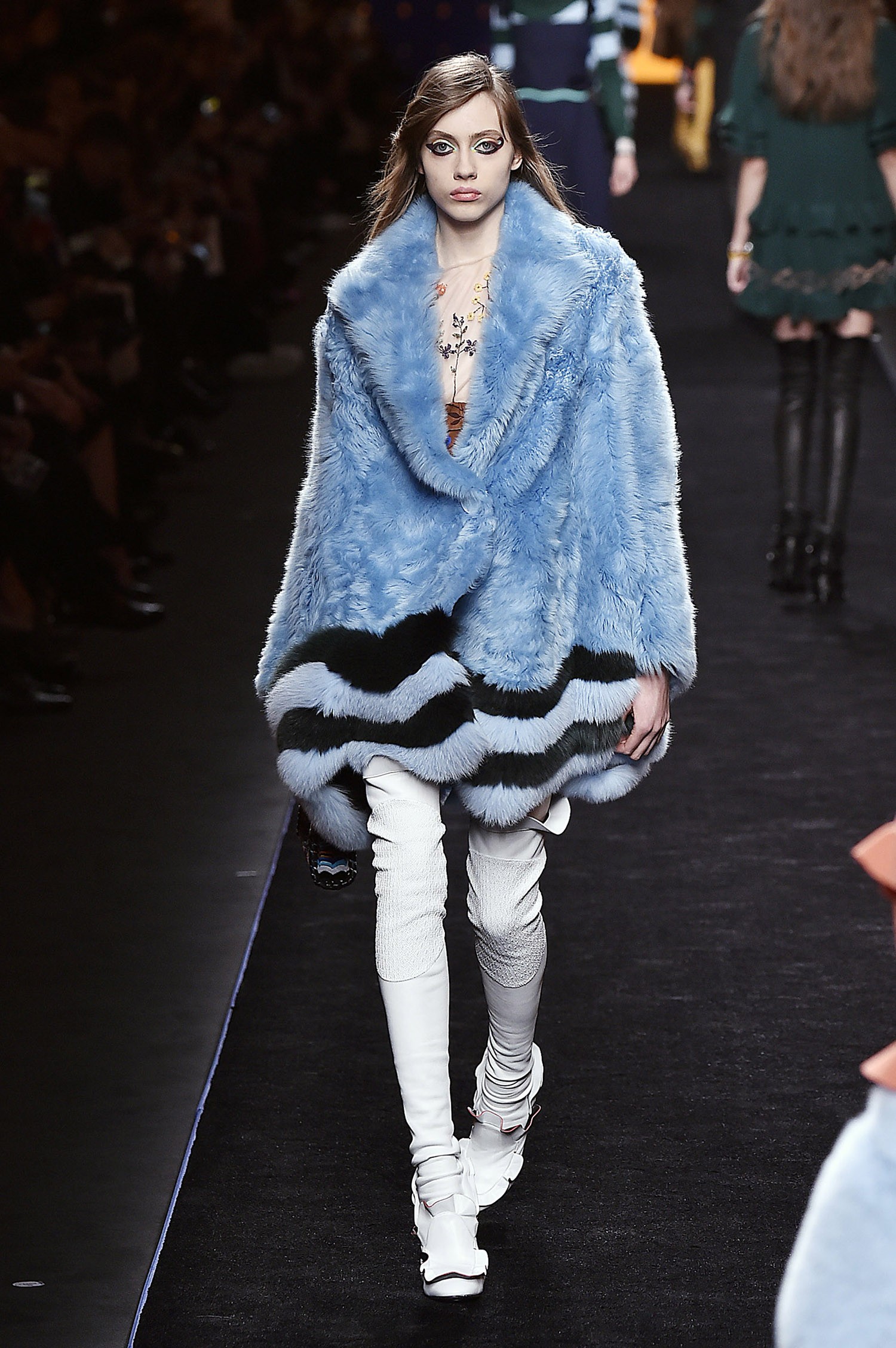 O inverno turquesa da Fendi em Milão | Desfiles | Vogue