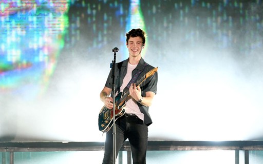 Shawn Mendes cai do palco no mesmo dia em que ex anunciou noivado com ...