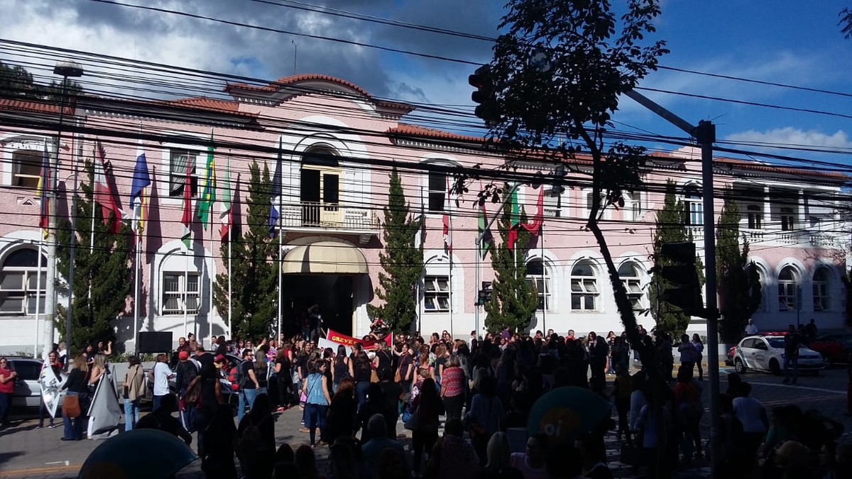 Servidores da Educação fazem ato em frente à Prefeitura de Nova ...