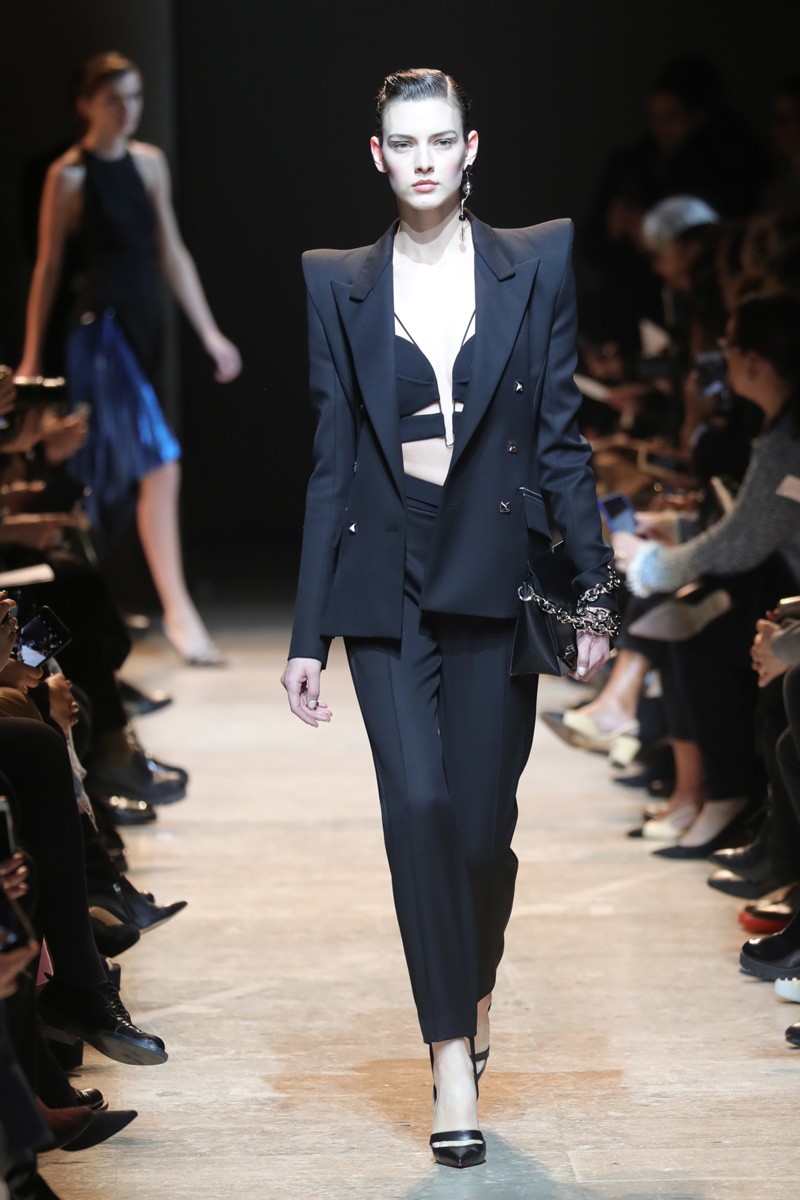 Mugler passeia em seu habitat natural com inverno 2018 oitentista ...