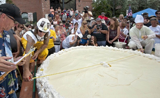 G1 - Chefs preparam torta de lima gigante e buscam recorde na Flórida ...