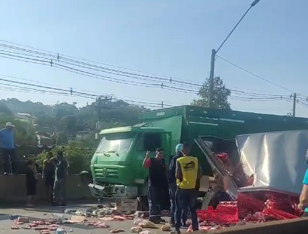 Acidente com dois caminhões e seis carros na Fernão Dias deixa três feridos em Atibaia, SP ...