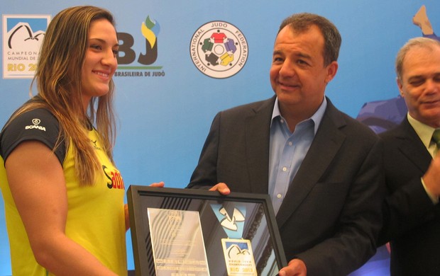 Cabral recebe medalhistas do Mundial e ganha camisa e placa da CBJ ...