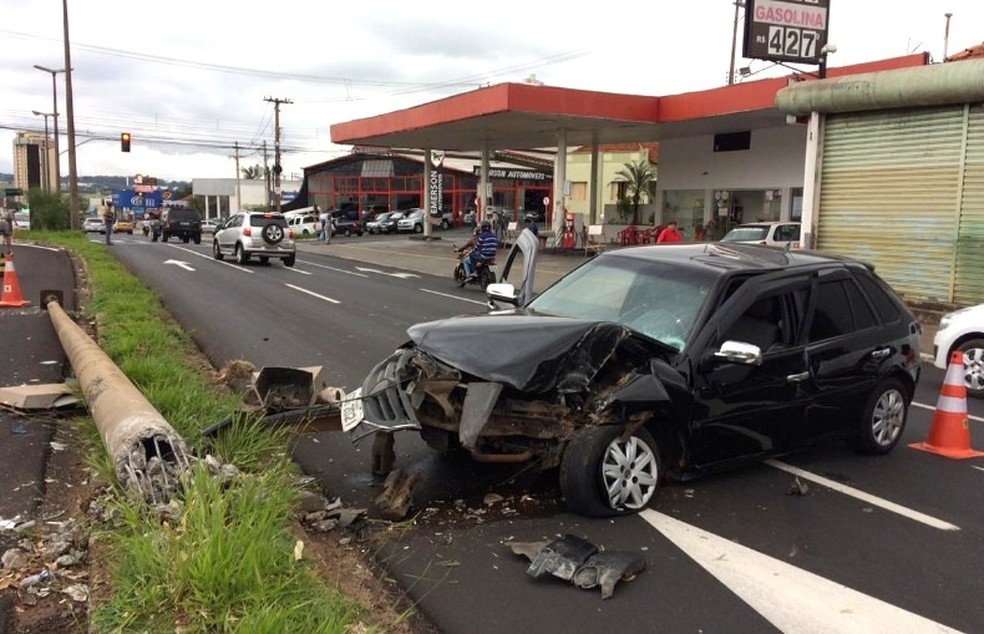 Motorista Derruba Poste E Deixa Local Do Acidente A Pé Para Bater Ponto