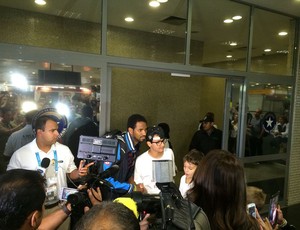 À espera de CR7, fãs se frustram com chegada de jogador da Costa Rica ...