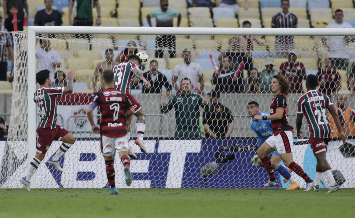 Raphael Claus corrige súmula do Fla-Flu e credita gol correto a Nathan, do Fluminense