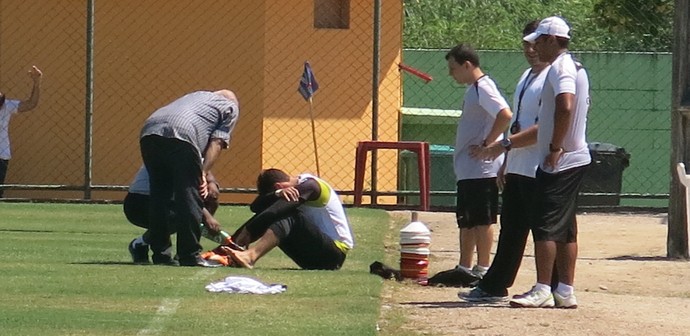 Martín Silva reclama de dores no tornozelo e deixa o treino antes do ...