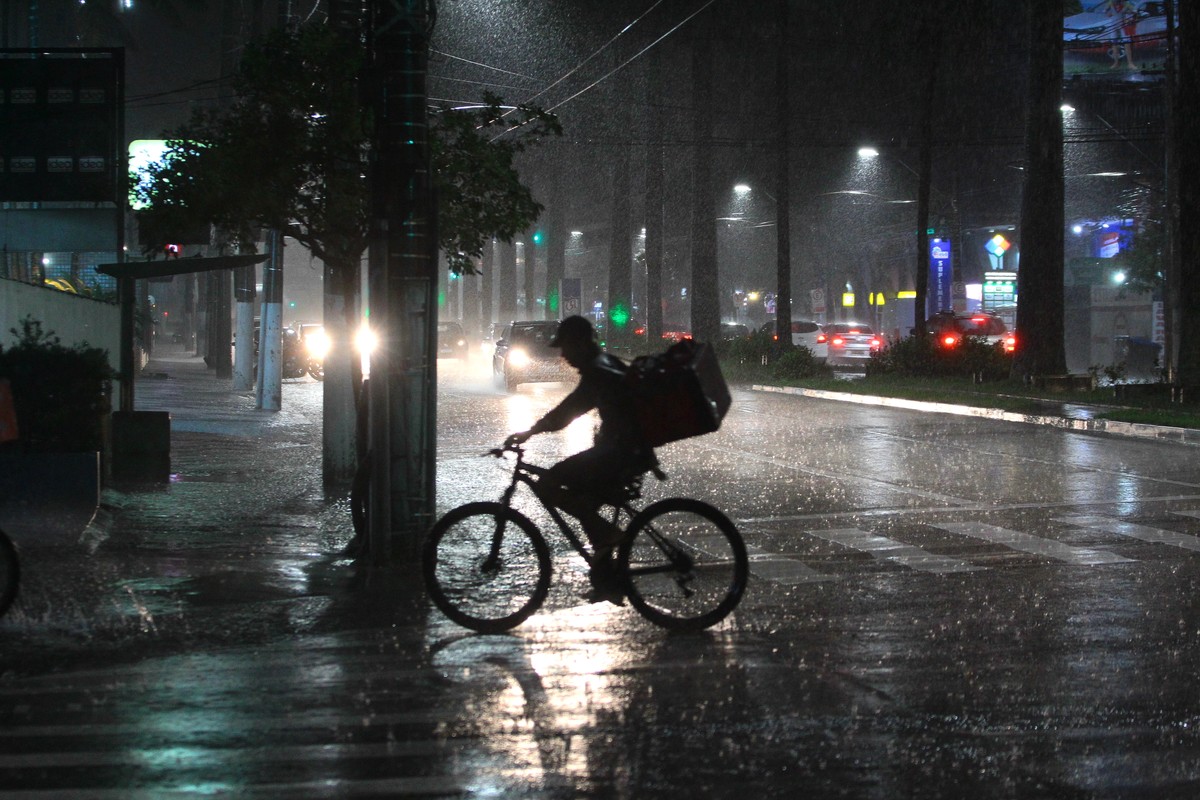 Defesa Civil emite alerta para chuvas e ventos fortes no litoral de SP ...