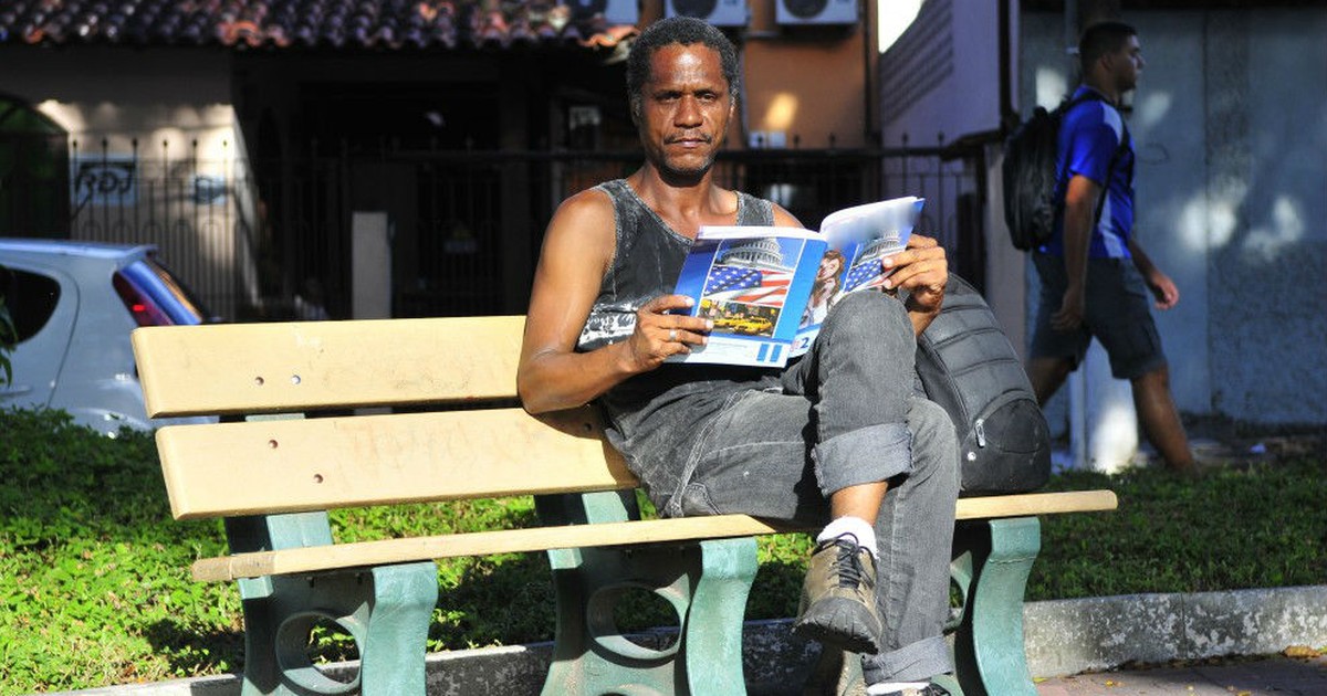 G1 - Morador de rua volta a estudar para realizar sonho de ter casa no ...