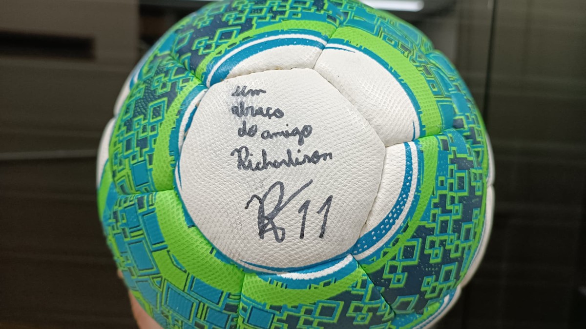 ONG do ES se mobiliza para rifar bola autografada por Richarlison ...