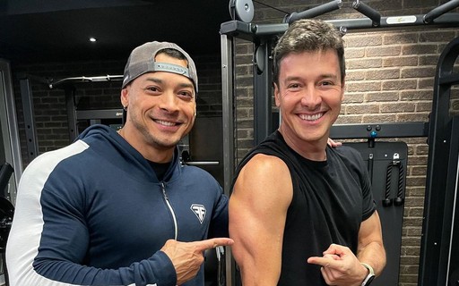 Felipe Franco e Rodrigo Faro posam juntos em academia - Vogue | celebridade