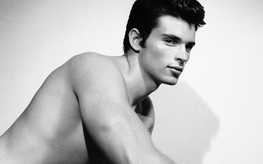 Ex-Superman Tom Welling posa sem camiseta em ensaio sensual para livro ...