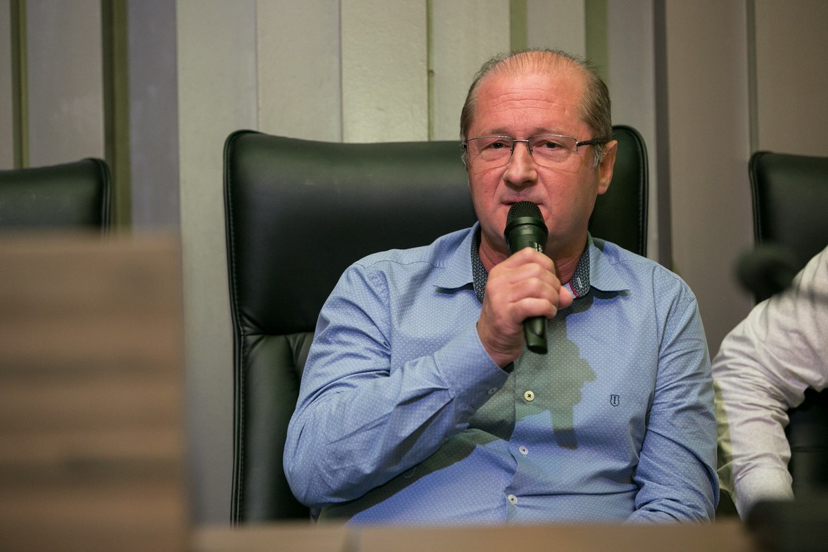 Dal Farra não revela nome, mas confirma negociação com meia: "De fora ...