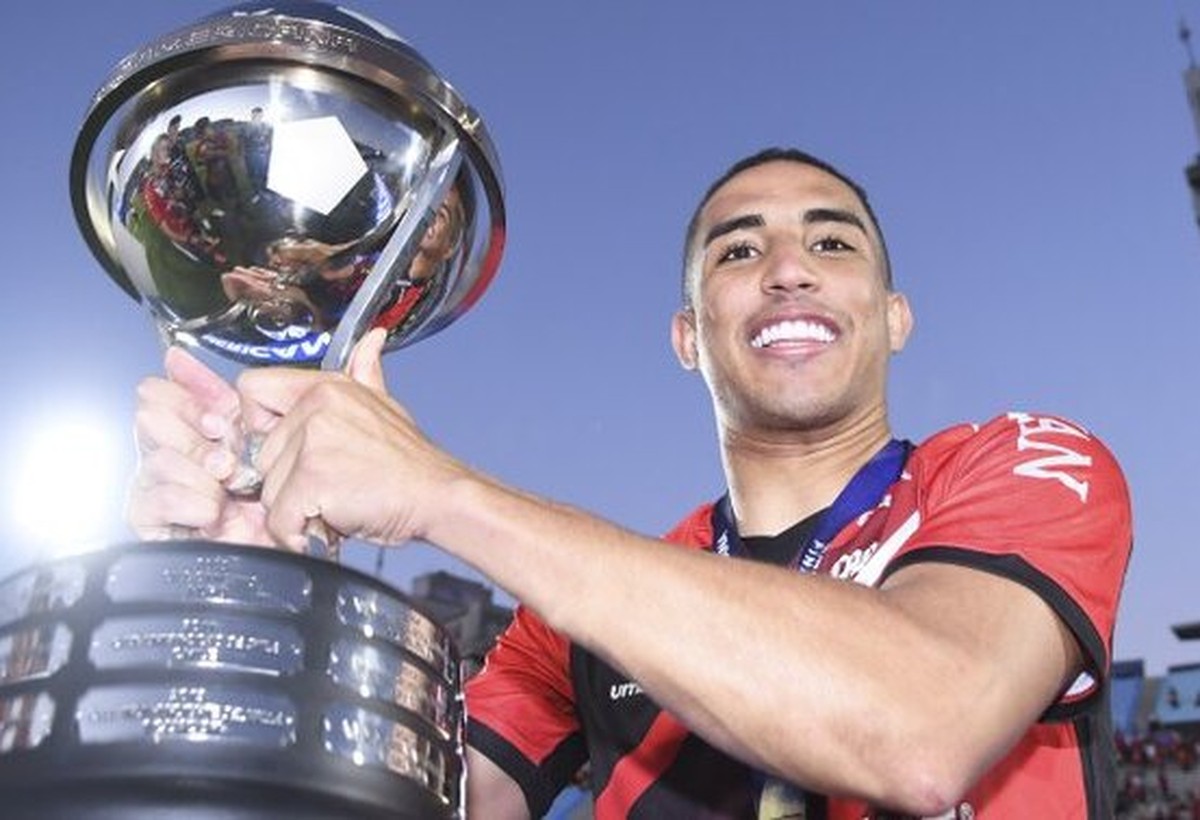 Gosto especial: Christian completa 100 jogos pelo Athletico com título ...