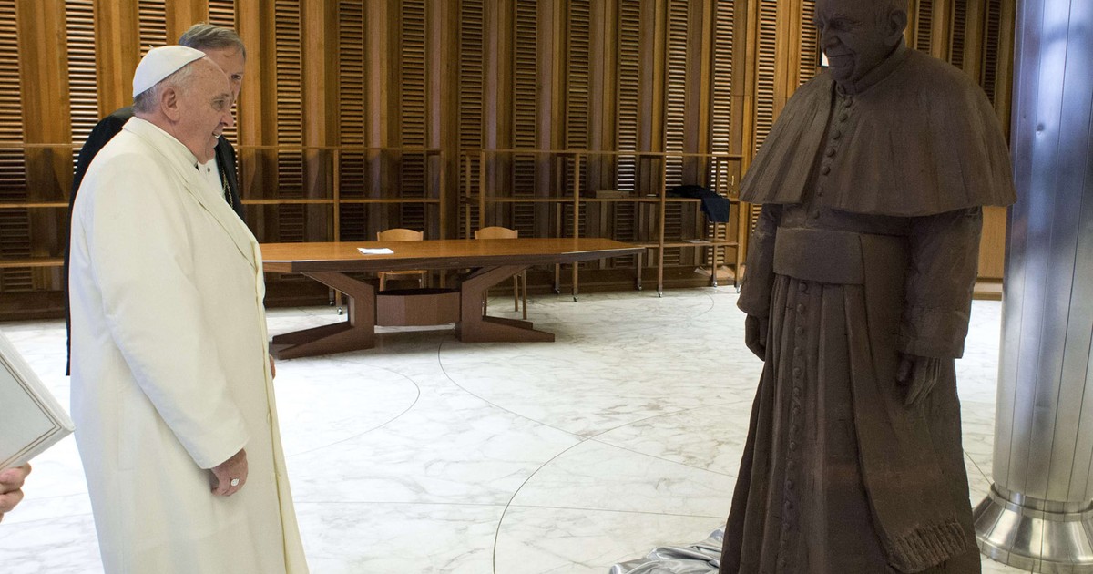 G1 - Papa Francisco 'vira' estátua de chocolate em tamanho real ...
