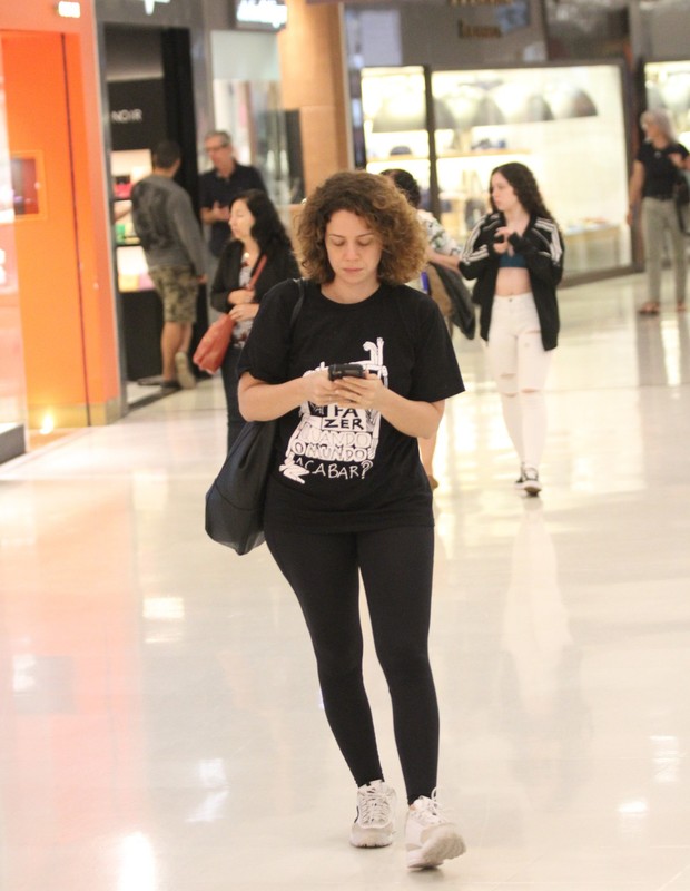 De cara limpa, Leandra Leal mostra beleza natural em passeio no Rio - Quem | QUEM News