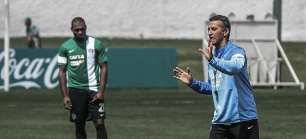 Torcida do Coxa supera desconfiança e aprova Péricles Chamusca no time ...