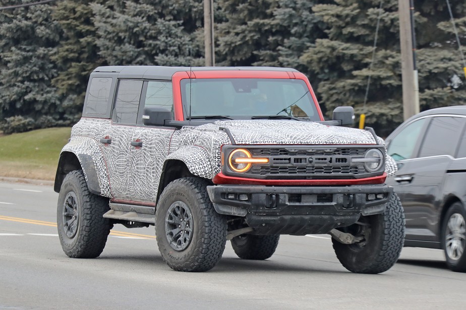 Ford Bronco Raptor é flagrado em testes e detalhes do interior são ...