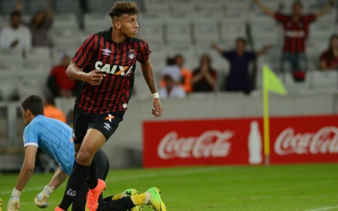 Crysan tem contrato renovado com o Atlético-PR até dezembro de 2018