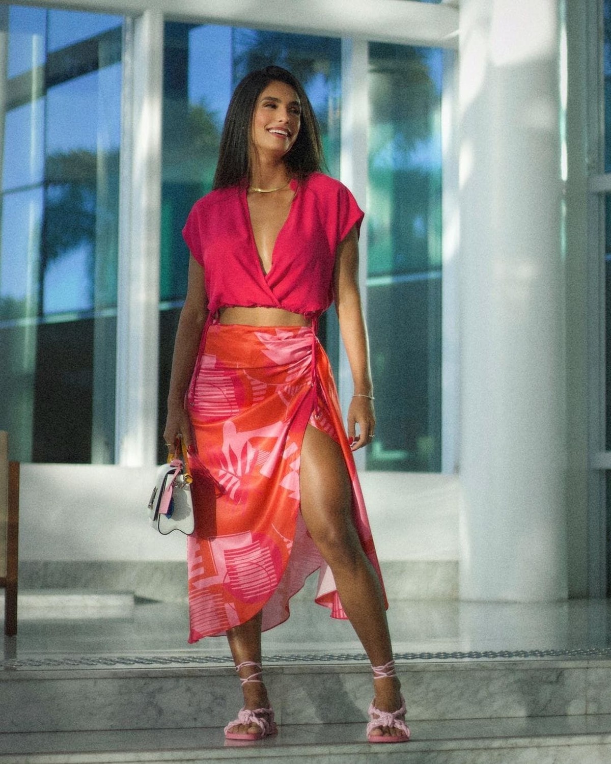 Carol Ramiro aproveita dia ensolarado no Rio para usar look colorido ...