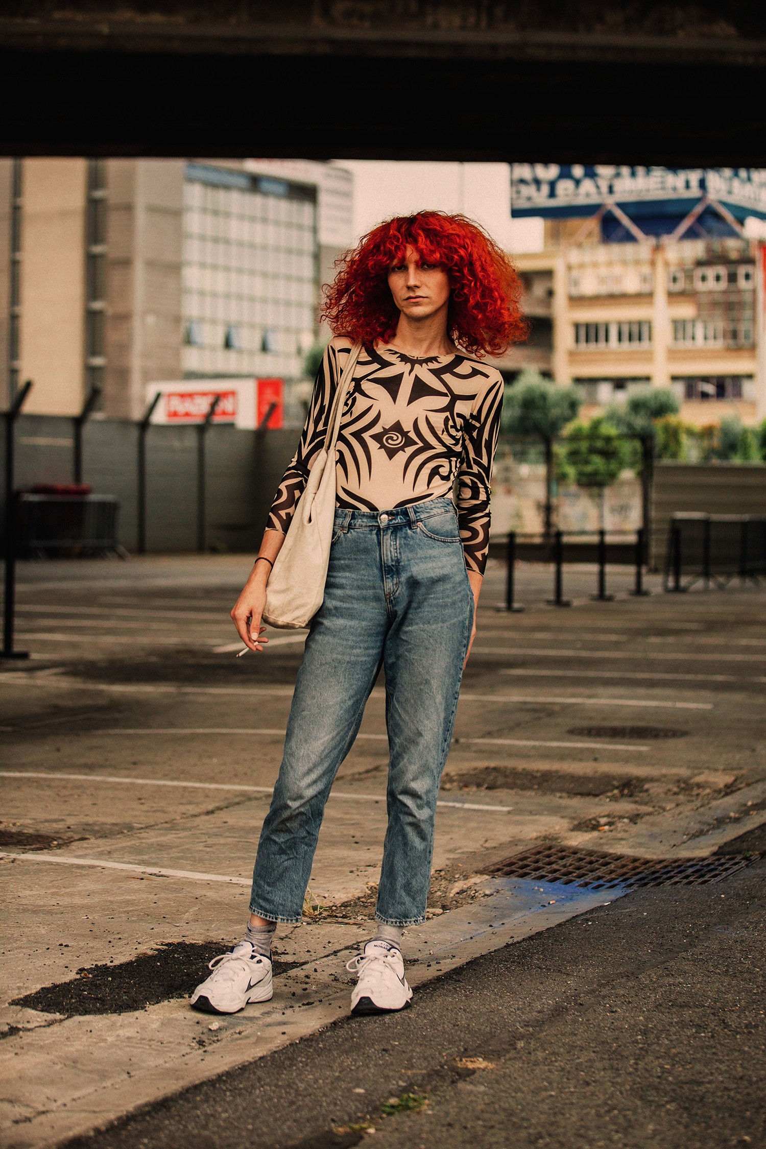 Haute verão: como os fashionistas driblaram o calor pelas ruas de Paris ...