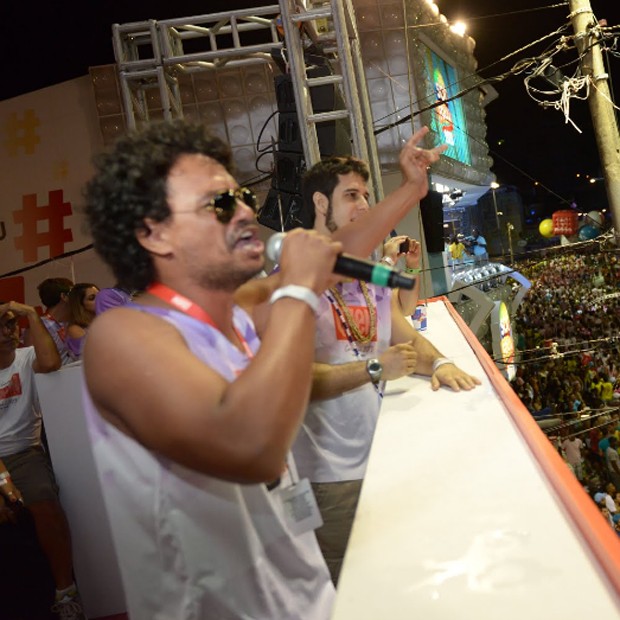 Leo Maia canta sucessos de Tim Maia na varanda do camarote QUEM - Quem ...