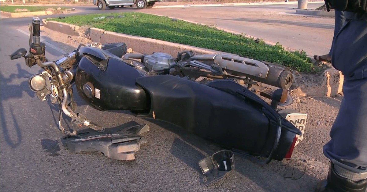 G1 Batida Entre Carro E Moto Deixa Uma Pessoa Ferida Na Av Fernando