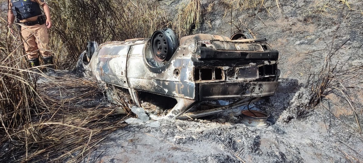 Corpo é encontrado carbonizado dentro de carro capotado na PR-092 ...