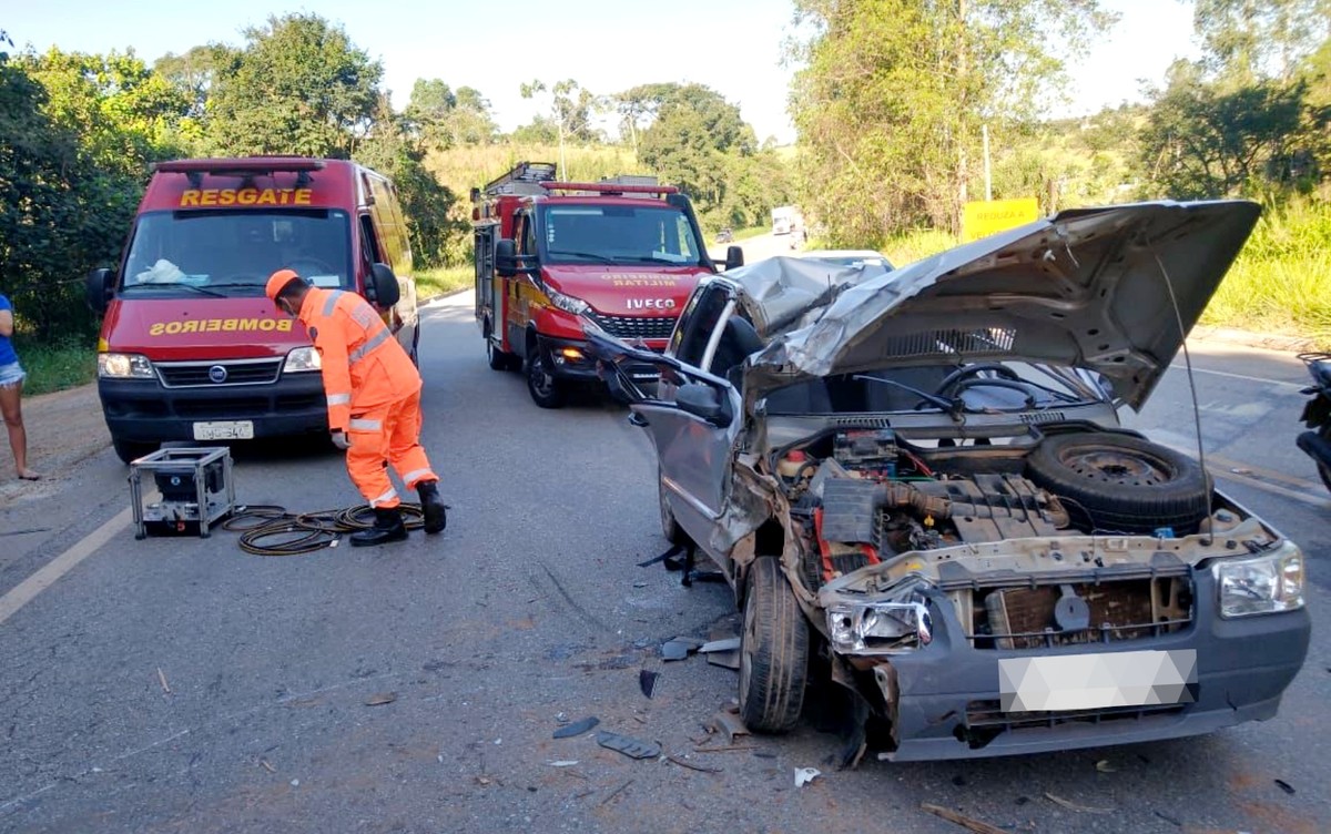 Duas pessoas ficam feridas após acidente entre carro e caminhão na BR-459, em Pouso Alegre, MG ...