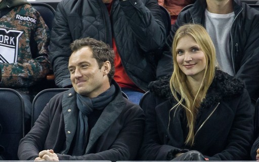 Ator Jude Law se casa com namorada 14 anos mais nova em cerimônia só ...