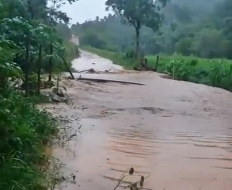 Tromba d'água atinge região da Cachoeira Grande em Poço Fundo ...