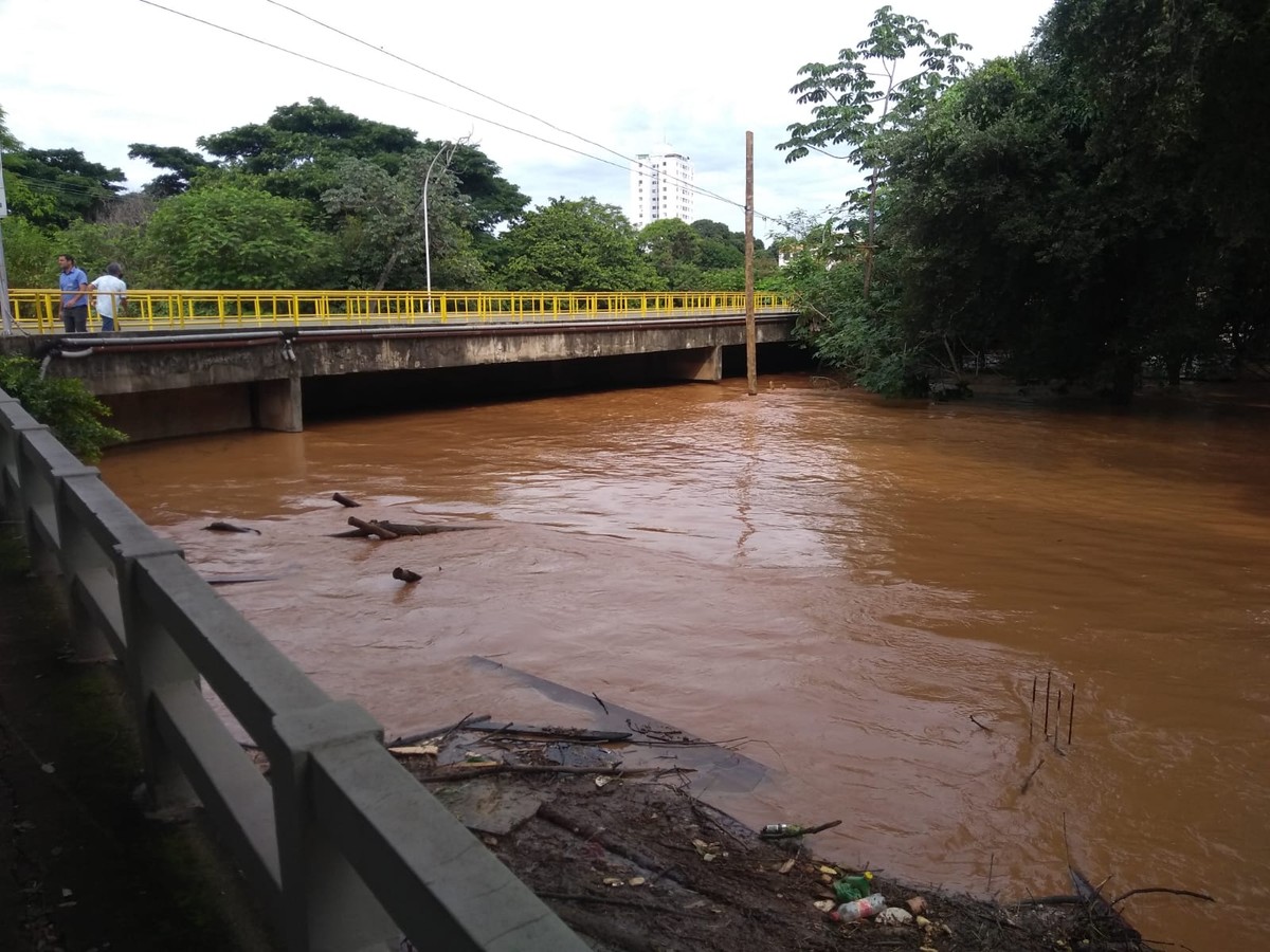 Rio Doce atinge 4 metros em Governador Valadares; município decreta ...