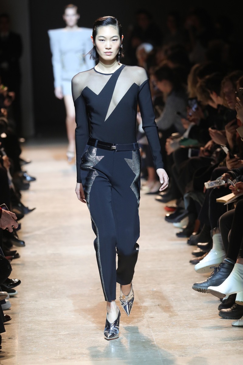 Mugler passeia em seu habitat natural com inverno 2018 oitentista ...