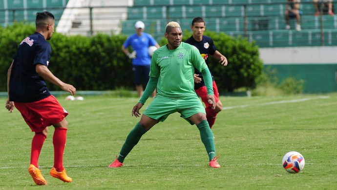 Caça-Rato atrai torcida, se estranha com zagueiro e vê vitória do Guarani