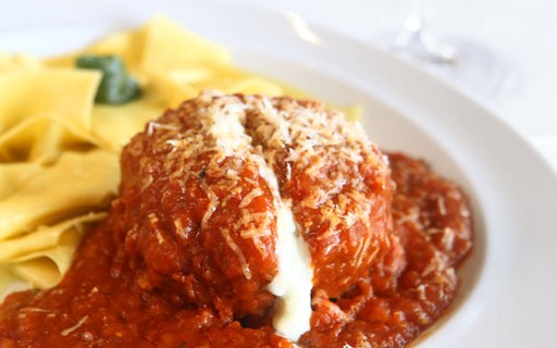 Polpetta recheada com burrata: aprenda receita italiana - Casa Vogue ...