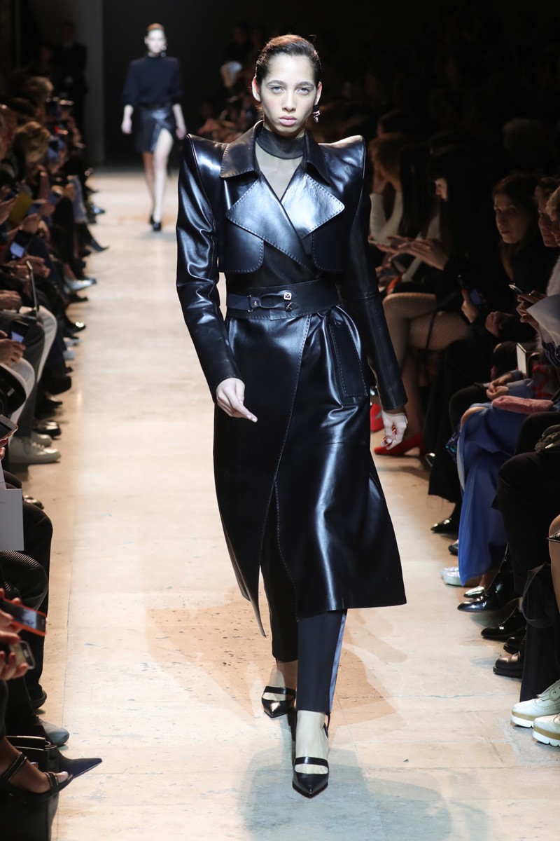 Mugler passeia em seu habitat natural com inverno 2018 oitentista ...