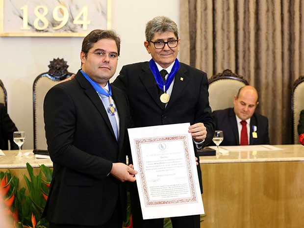 G1 - Chanceler Airton Queiroz recebe comenda "Uma Lenda do Ceará ...