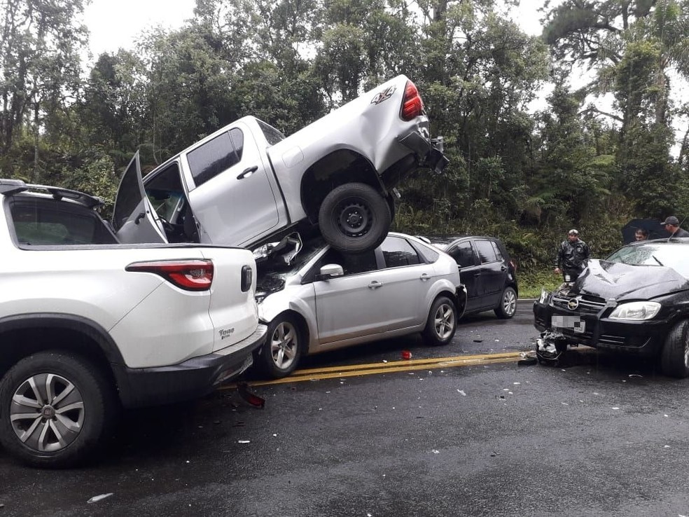 fotos imagens-Caminhonete para em cima de carro em engavetamento com ...