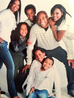 Anderson Silva posta foto com a família e destaca 'paz e harmonia ...